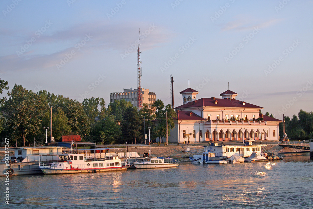 Donaukreuzfahrt: Morgendliche Hafenszene in der Ukraine (Ismael) Stock-Foto | Adobe Stock