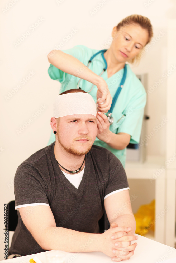 am Kopf verbinden Stock-Foto | Adobe Stock