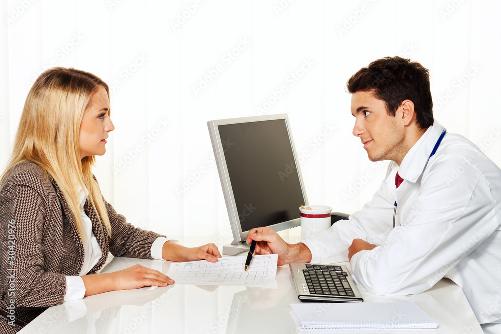 Arztgespräch. Patient und Arzt im Gespräch in Arzt Stock-Foto | Adobe Stock