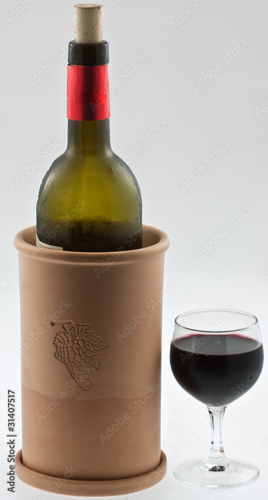 bouteille dans brique à vin en terre cuite et verre de vin Stock Photo ...
