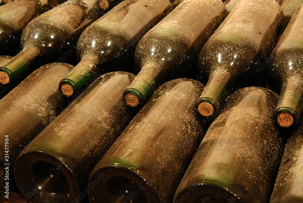 Vieilles bouteilles de vin rouge, cave, Château de Saint Emilion Stock ...
