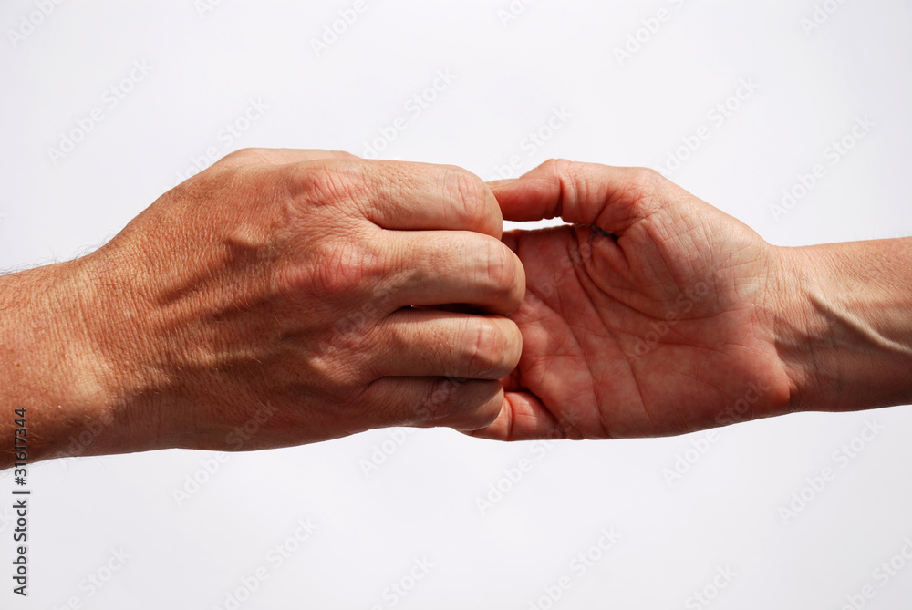 Zwei Hände halten sich gerade noch fest Stock-Foto | Adobe Stock