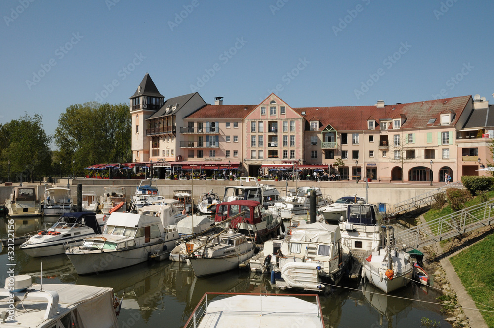 Port Cergy à Cergy-Pontoise dans le Val d’Oise Photos | Adobe Stock