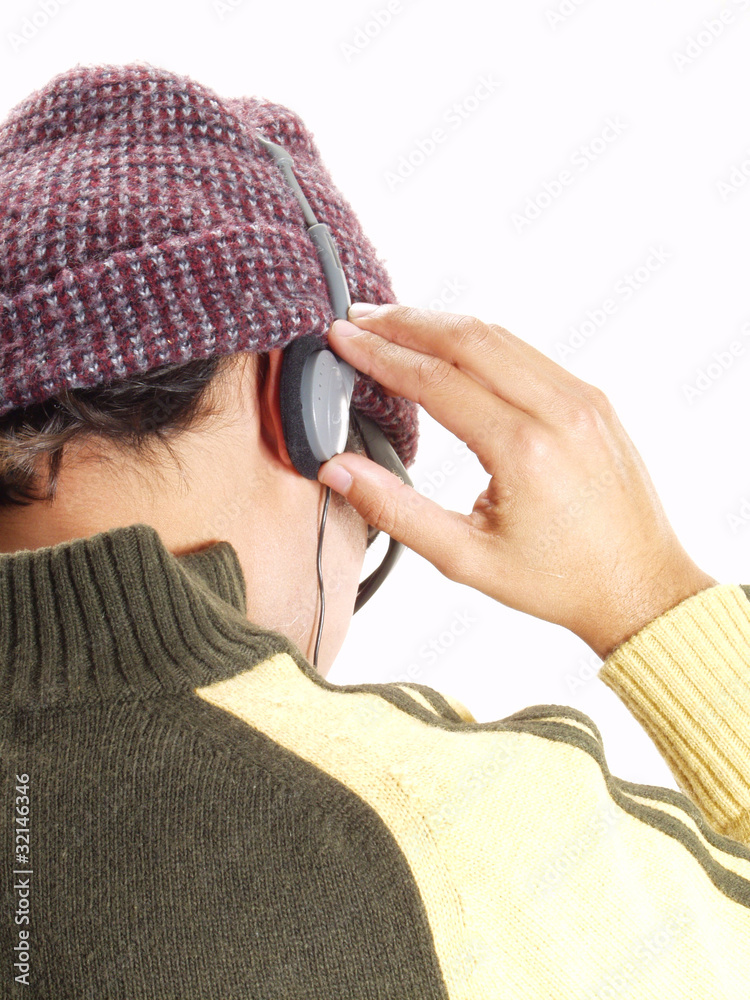 Joven escuchando música. foto de Stock | Adobe Stock