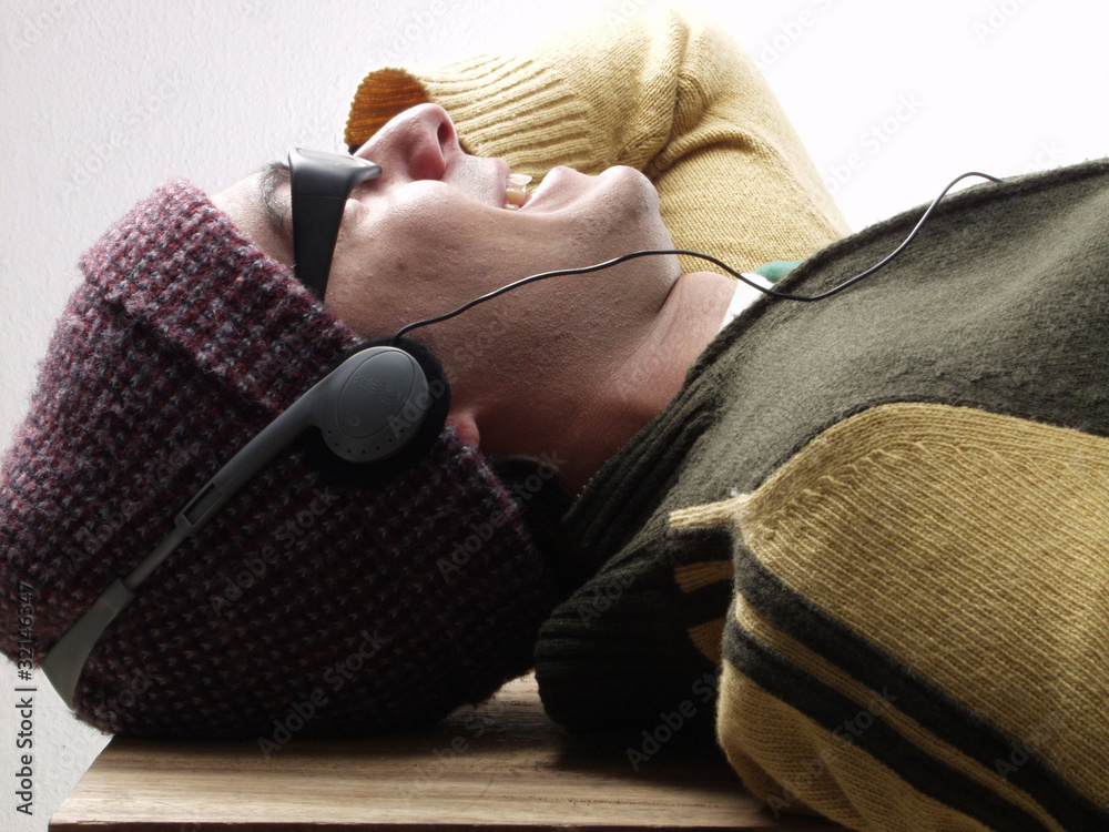 Joven escuchando música. foto de Stock | Adobe Stock