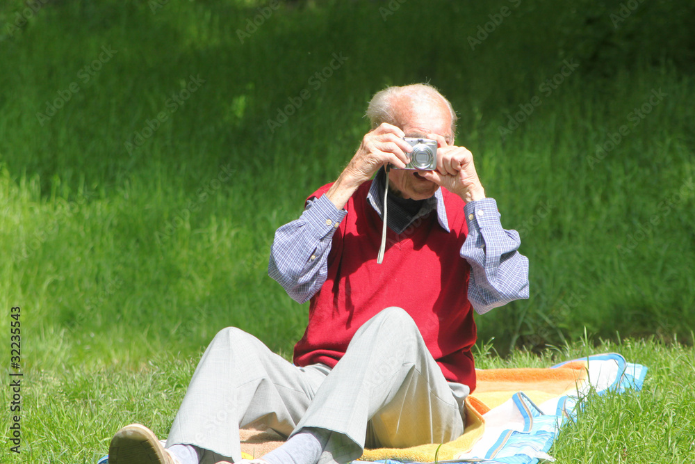 Rüstiger Rentner beim Fotografieren in grüner Natur Stock Photo | Adobe ...