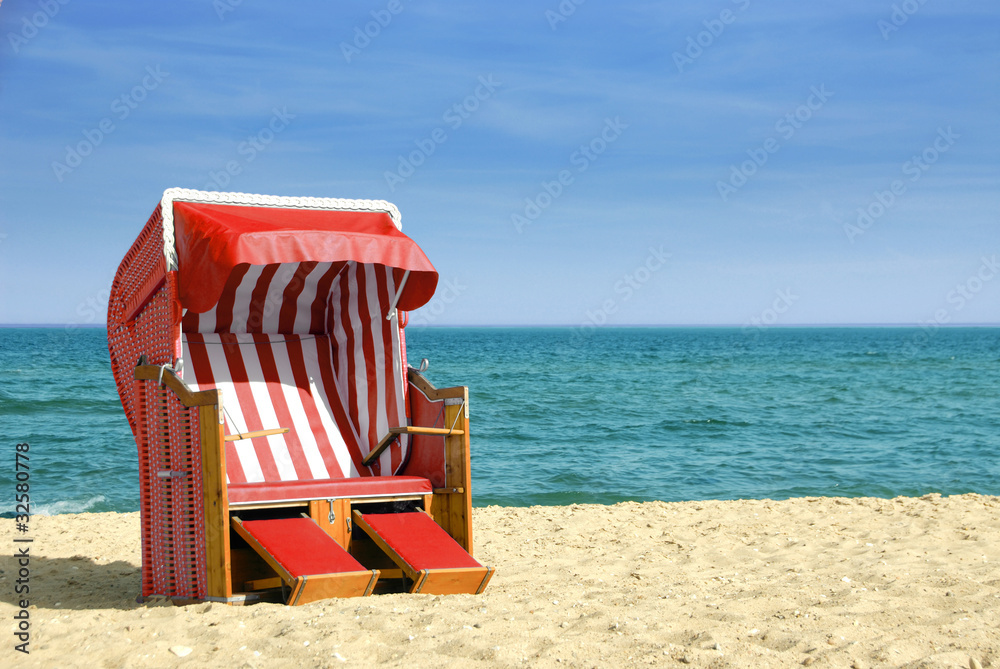 Roter Strandkorb am Meer 312 Stock-Foto | Adobe Stock