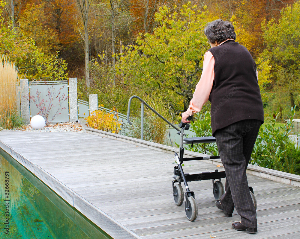 rollator oma pool Stock-Foto | Adobe Stock