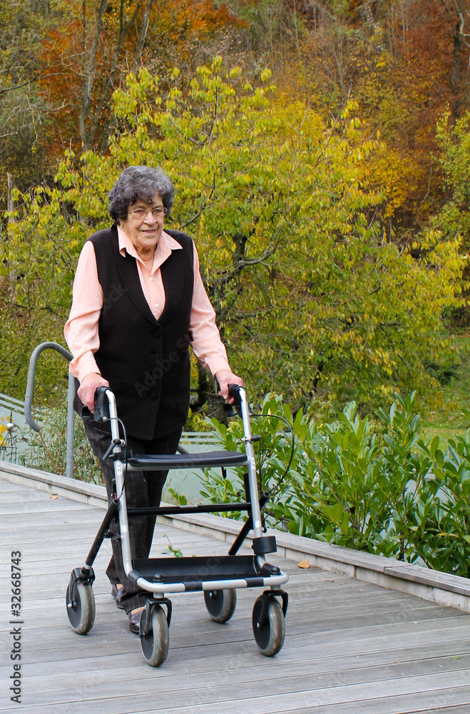 rollator pool oma Stock-Foto | Adobe Stock