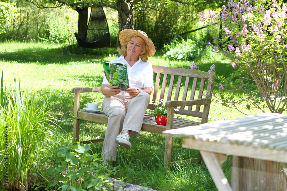 Im Garten auf der Bank Stock-Foto | Adobe Stock