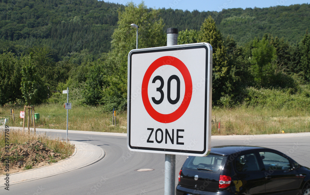 Elegantes 30er Zone Schild Fotos