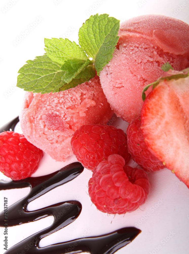 glace aux fruits rouge Stock Photo | Adobe Stock