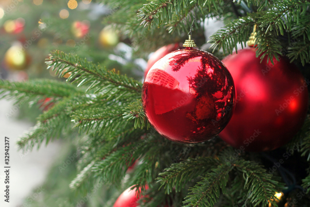 Weihnachtskugeln in Rot Stock-Foto | Adobe Stock