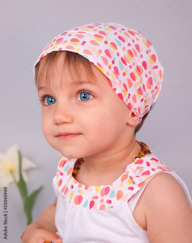 visage d'une jolie fillette souriante aux yeux bleus Stock Photo ...