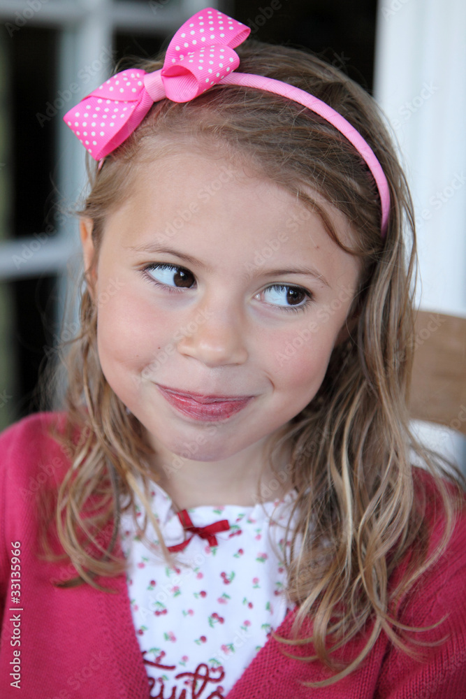 Tendre regard malicieux (fillette 6-7 ans) Photos | Adobe Stock