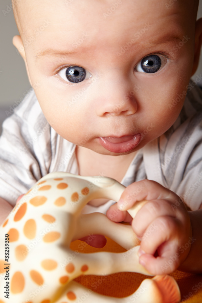 Baby lernt nach Spielzeug zu greifen Stock Photo | Adobe Stock