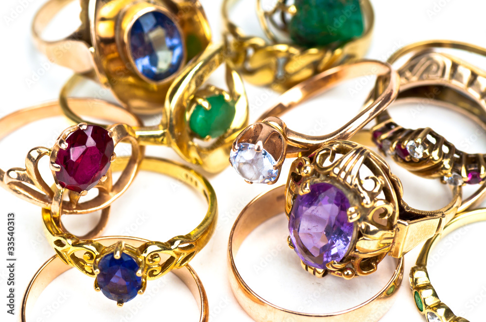 Goldringe und Edelsteine Stock-Foto | Adobe Stock