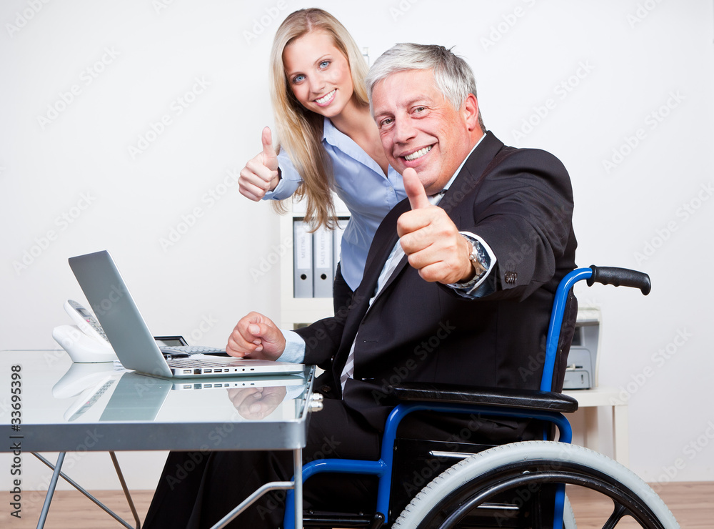 behinderter chef und angestellte zeigen daumen hoch Stock Photo | Adobe ...