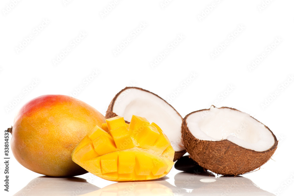 mangue appétissante et noix de coco brisée Stock Photo | Adobe Stock