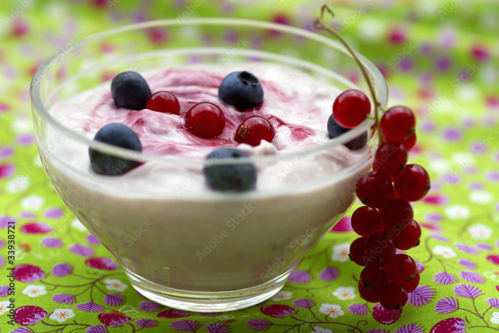 Quarkspeise mit Früchten Photos | Adobe Stock