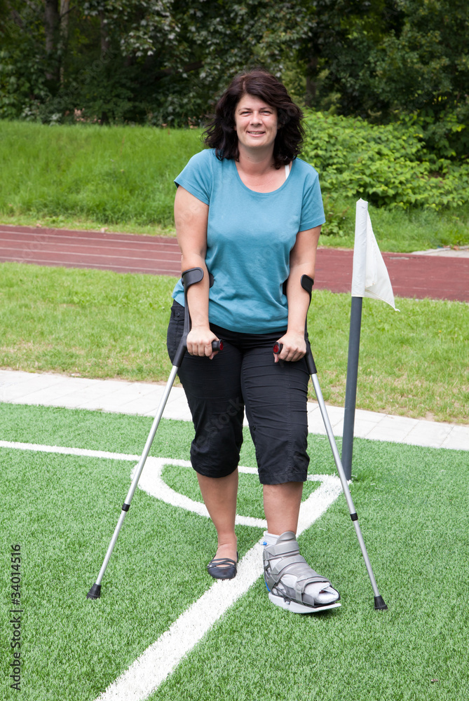 Beinbruch am Fußballplatz Stock-Foto | Adobe Stock