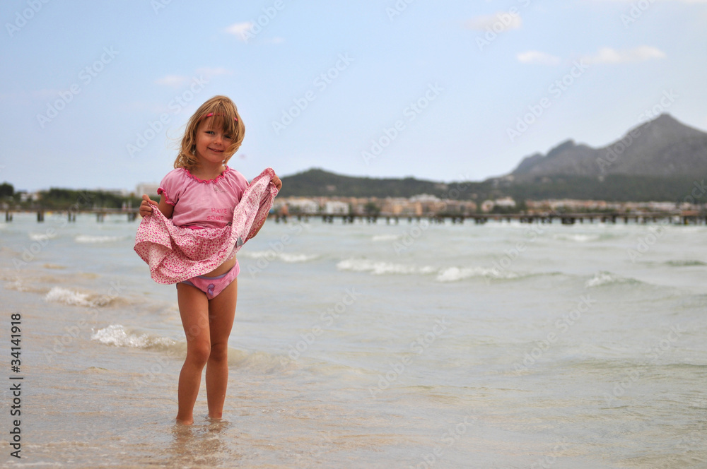 Mädchen am Strand Stock Photo | Adobe Stock