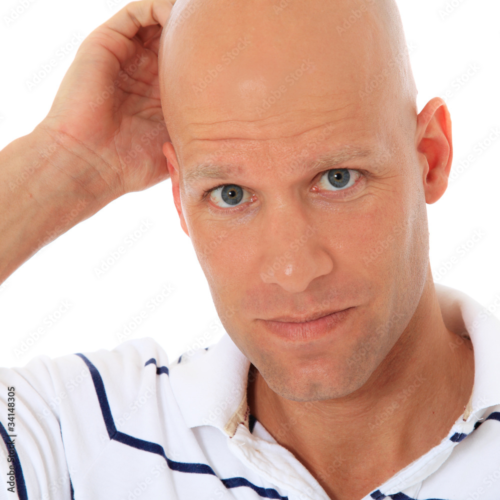 Mann mittleren Alters kratzt sich fragend am Kopf Stock-Foto | Adobe Stock