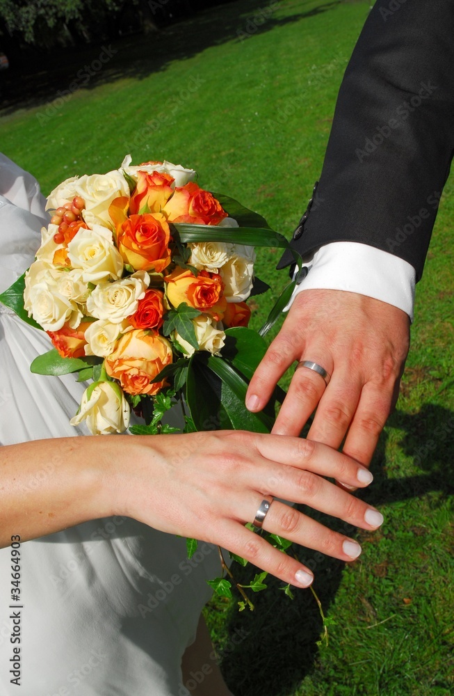 Hände mit Ringen Stock Photo | Adobe Stock