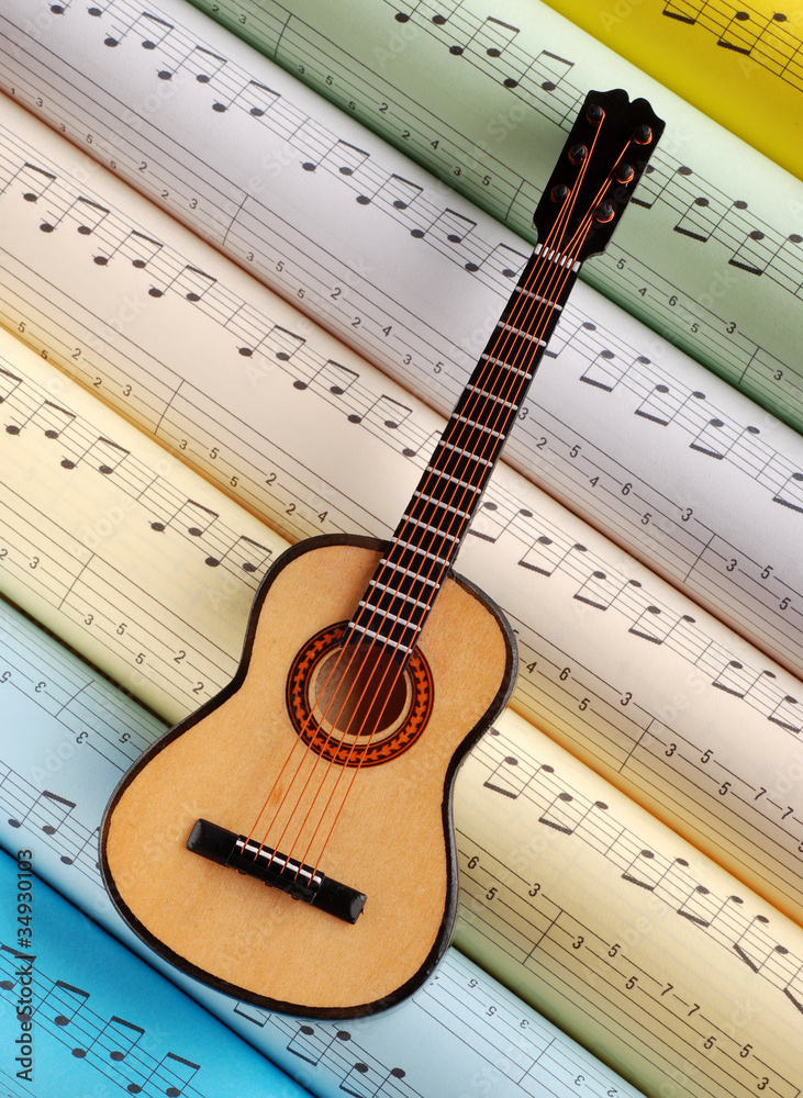 Foto Stock chitarra e spartiti musicali colorati - due | Adobe Stock