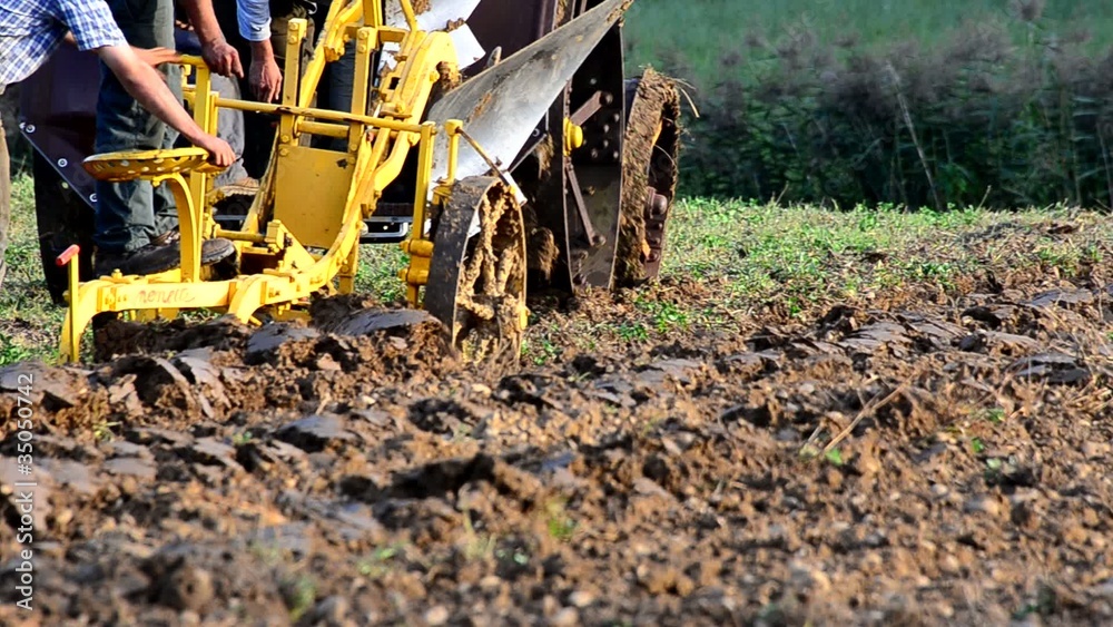 Vidéo Stock labourer le champ | Adobe Stock