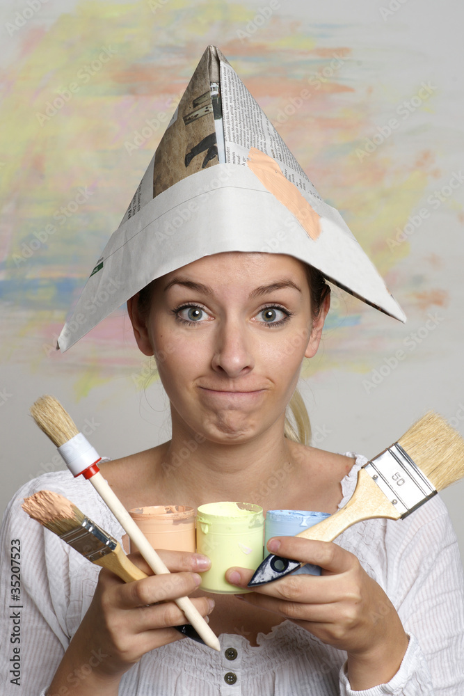 Lustige Frau beim Streichen Stock-Foto | Adobe Stock