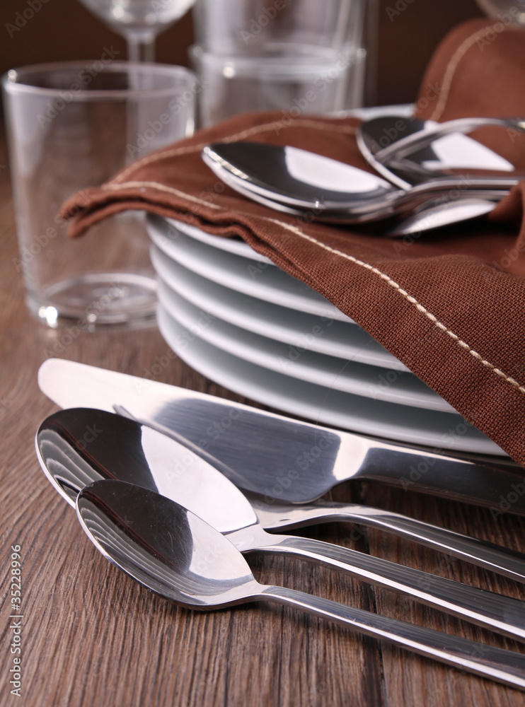 assiettes,couverts et verres Photos | Adobe Stock