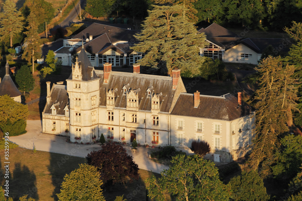Château de Rilly-sur-Loire vue du ciel Photos | Adobe Stock