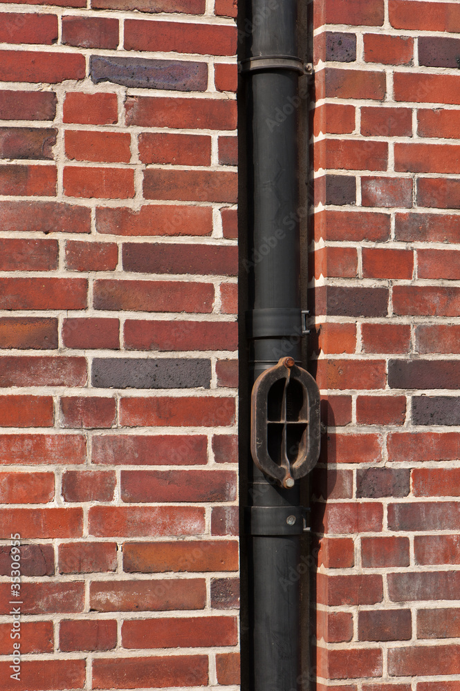 Regen-Fallrohr in einer Nische in einer Ziegelmauer Stock Photo | Adobe ...