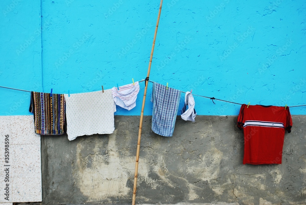 Ropa tendida foto de Stock | Adobe Stock