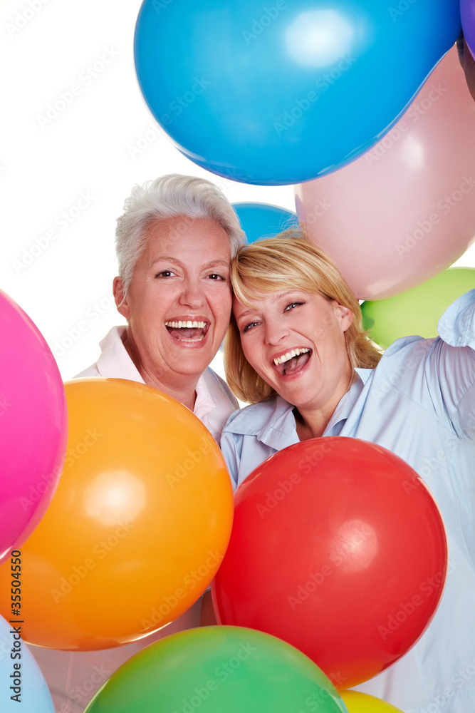 Zwei Frauen jubeln mit Ballons Stock Photo | Adobe Stock