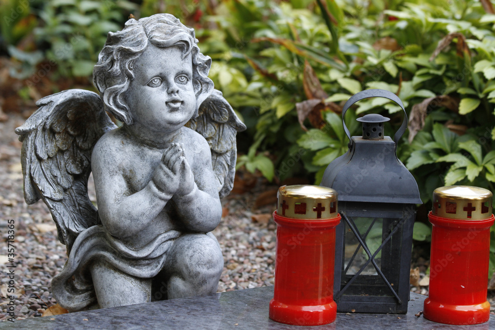 betender Engel auf einem Grab Stock-Foto | Adobe Stock