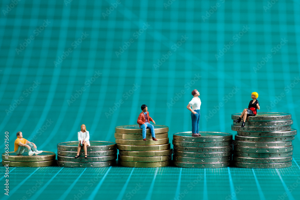 Spielzeugfiguren sitzen auf Geld Stock-Foto | Adobe Stock