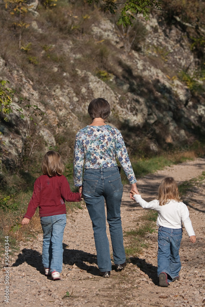 La grand-mère et ses deux petites filles ภาพถ่ายสต็อก | Adobe Stock