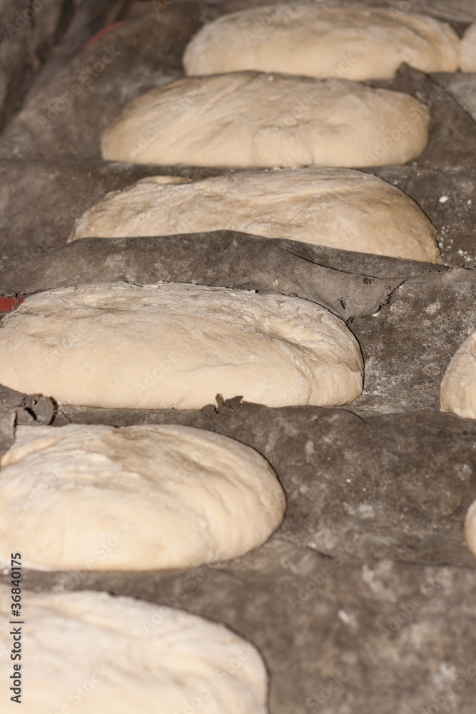Hogazas de pan crudo listas para meter al horno de leña Stock Photo ...