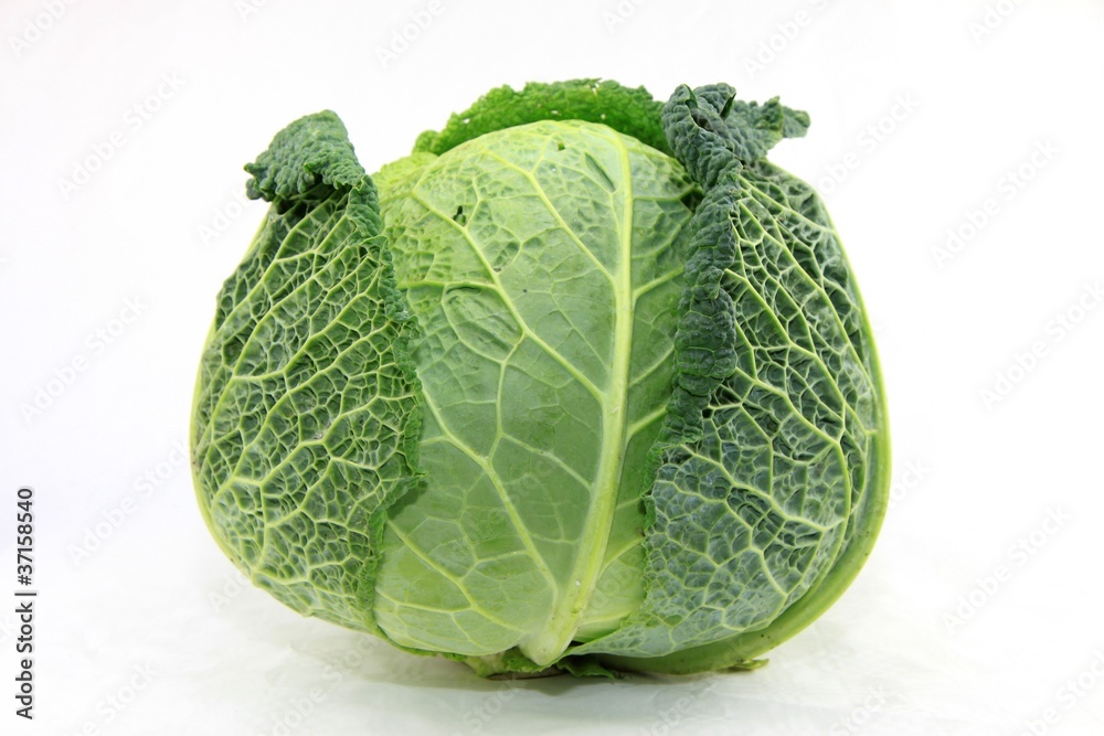 chou vert frisé sur fond blanc Stock Photo | Adobe Stock