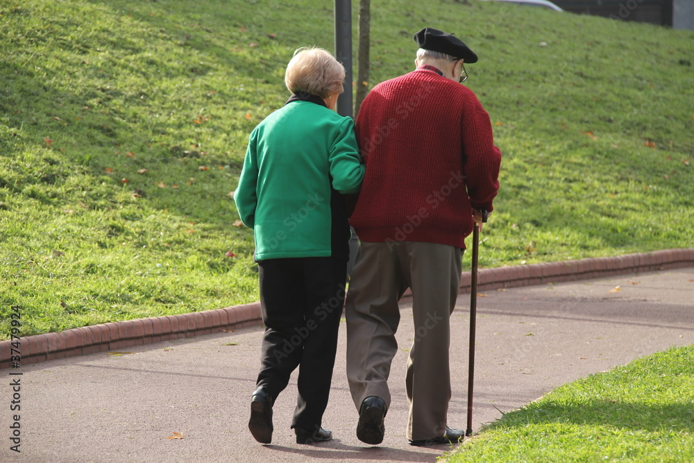 Pareja de ancianos caminando por el parque 素材庫相片 | Adobe Stock