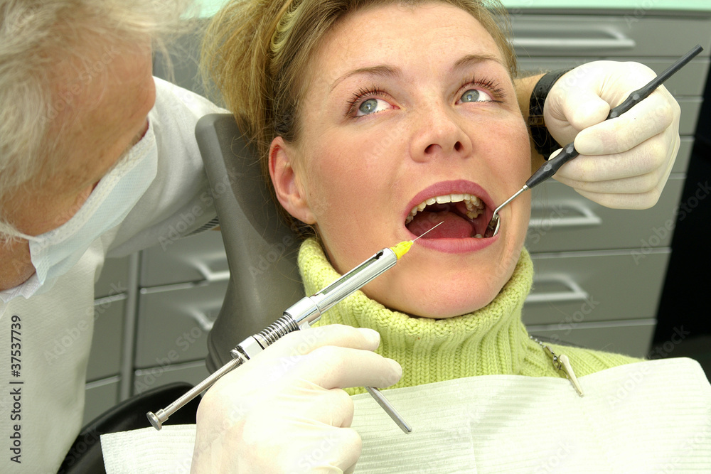 Junge Frau beim Zahnarzt Stock-Foto | Adobe Stock
