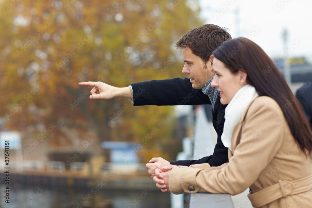Touristen besichtigen Stadt im Herbst Stock Photo | Adobe Stock