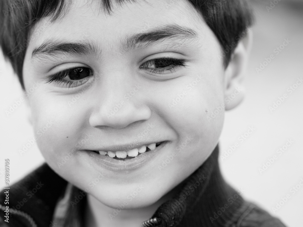 Foto Stock viso di bambino in bianco e nero | Adobe Stock