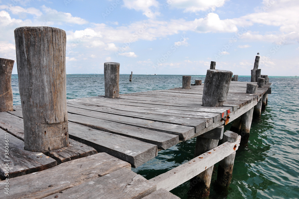 Foto Stock pontile di legno a cancun | Adobe Stock
