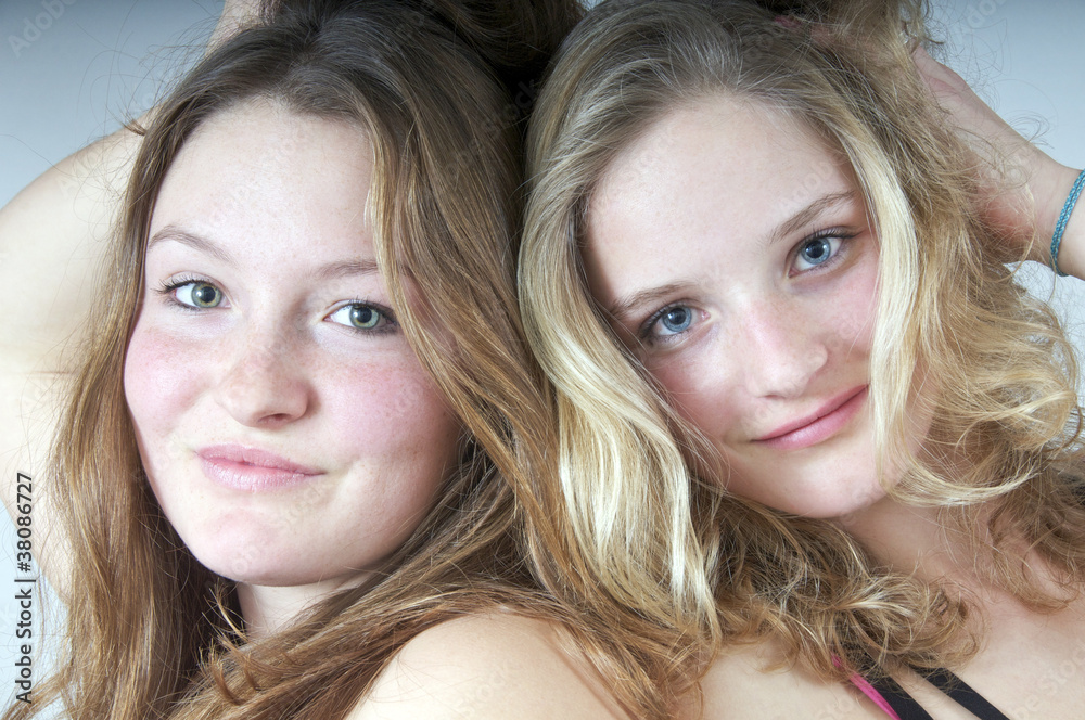 Zwei Freundinnen Stock-Foto | Adobe Stock