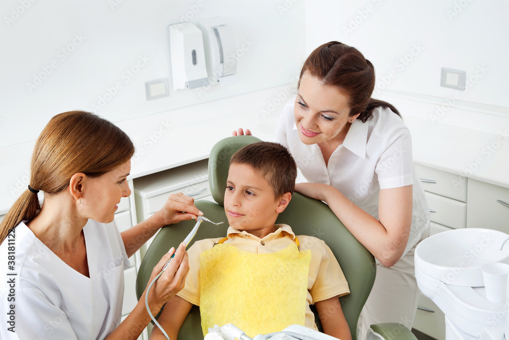 Mutter mit Kind beim Zahnarzt Stock Photo | Adobe Stock