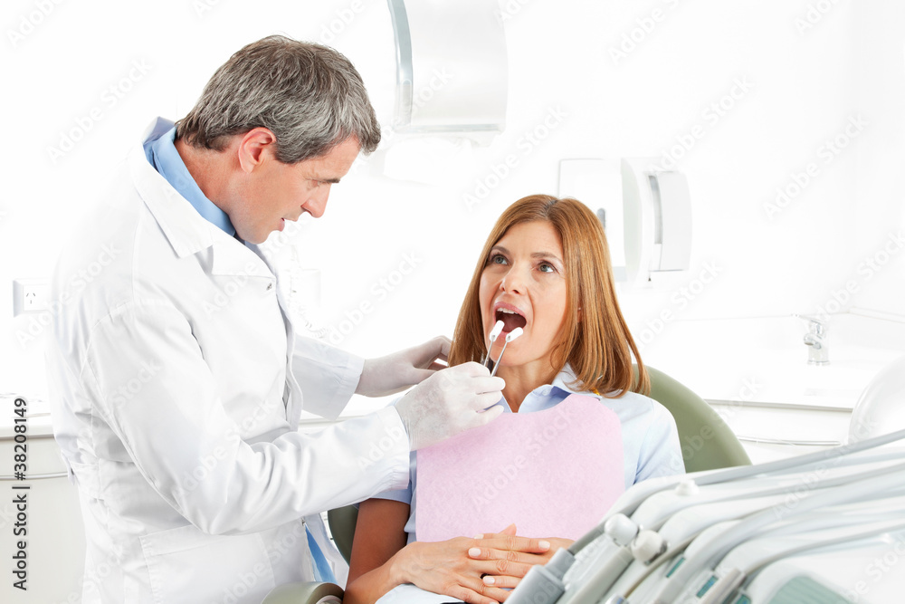 Zahnarzt mit Watterollen bei Patientin Stock Photo | Adobe Stock