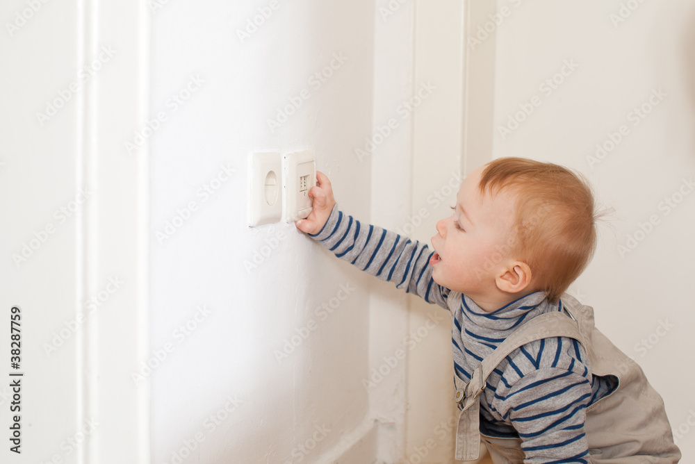 Baby Strom Gefährlich foto de Stock | Adobe Stock